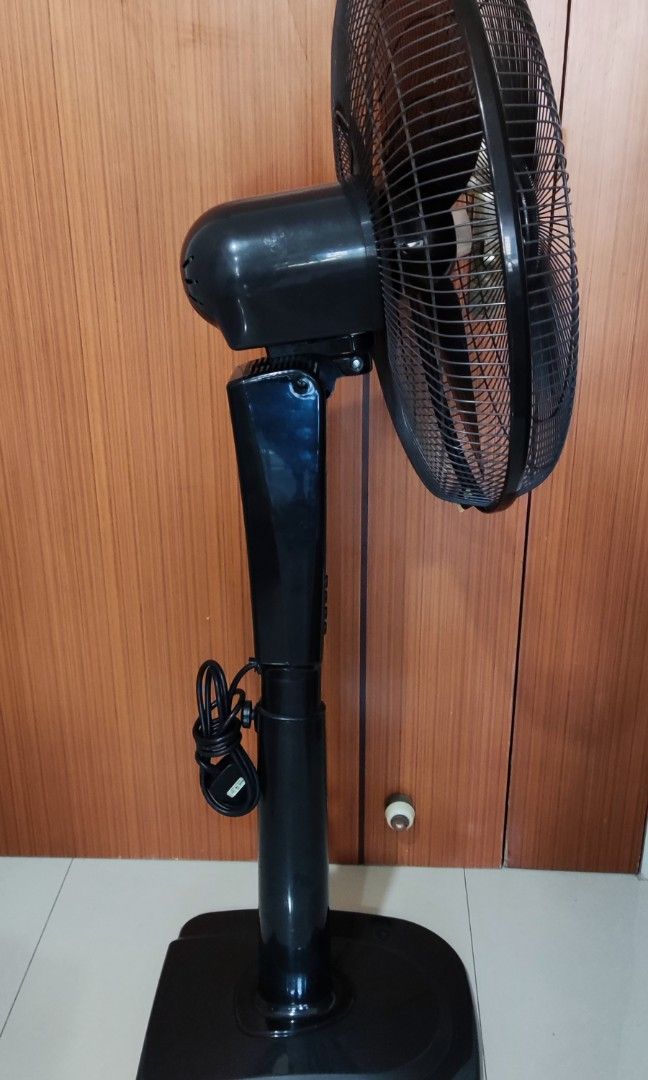 Mistral 18" Big Stand Fan, Furniture & Home Living, Lighting & Fans ...