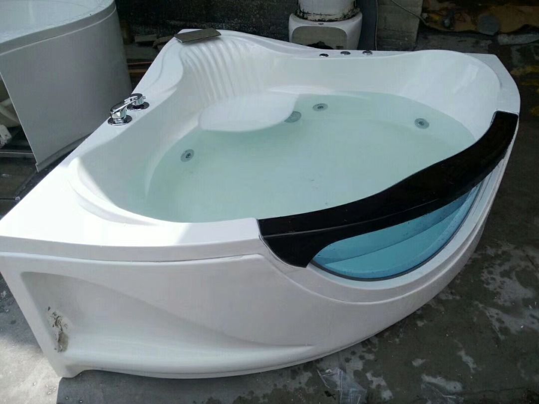 SH Indoor Bathtub Jacuzzi Corner Type with Drainer, Headrest, Mixed ...