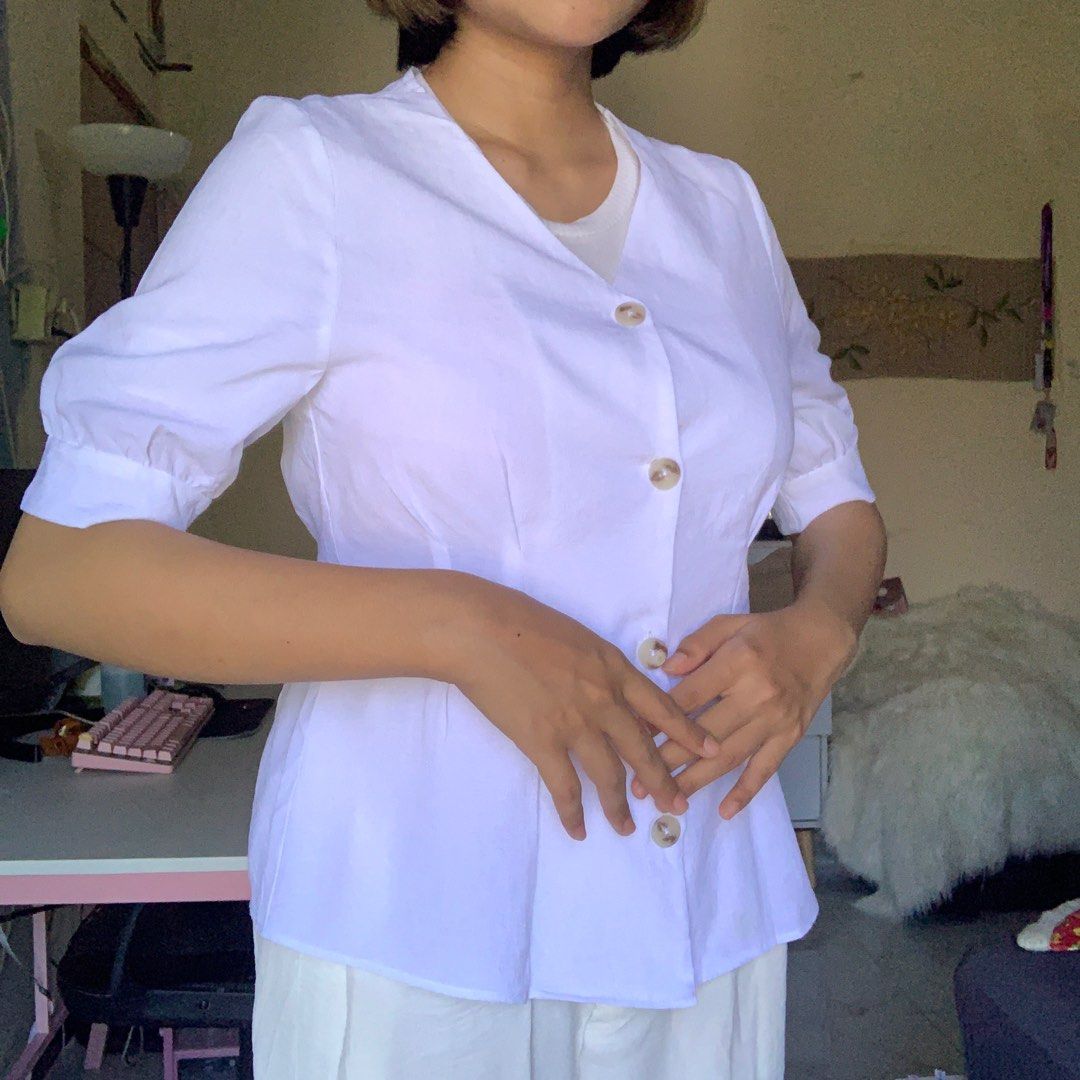 Baju kemeja putih press body, Fesyen Wanita, Pakaian Wanita, Atasan di ...