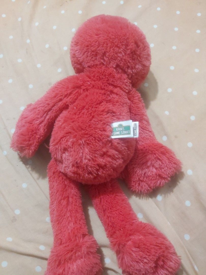 Elmo Uniqlo x Kaws x Sesame Street, Toys & Collectibles, Mainan di ...