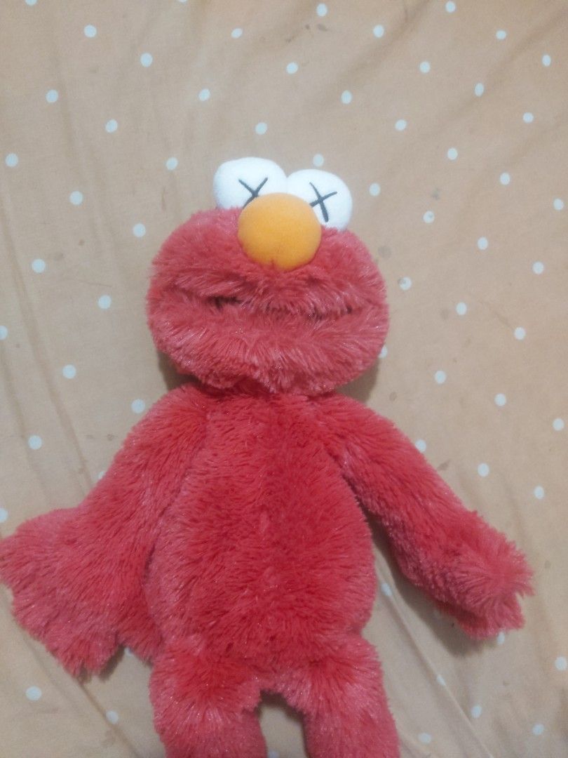 Elmo Uniqlo x Kaws x Sesame Street, Toys & Collectibles, Mainan di ...