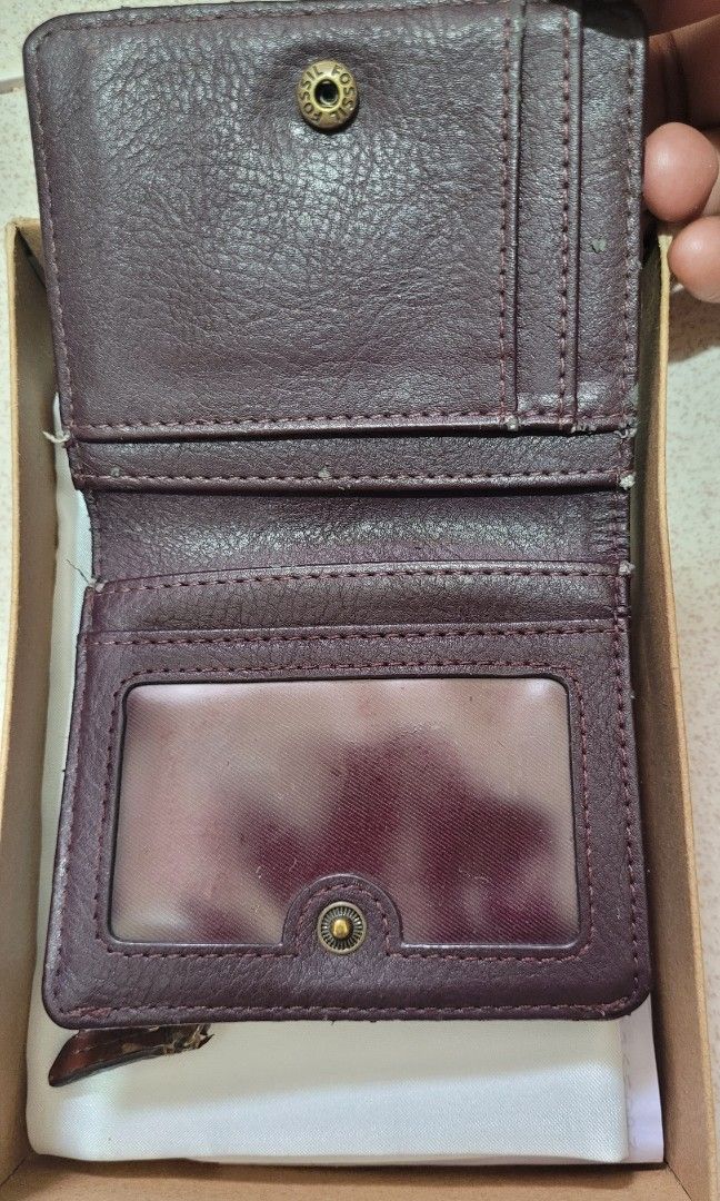 Fossil wallet, Women's Fashion, Bags & Wallets, Wallets & Card holders ...