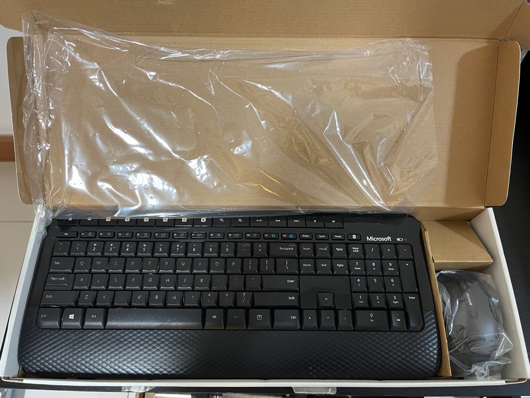 Microsoft Wireless 2000 Desktop (Keyboard and Mouse Set), Computers ...