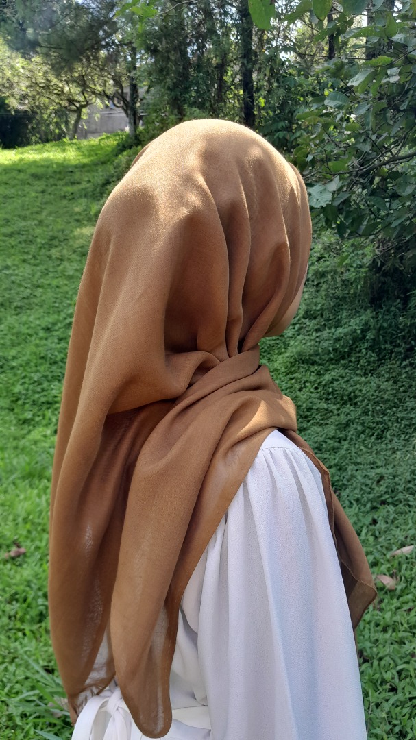 Paris jadul warna earthtone, Fesyen Wanita, Muslim Fashion, Syal di ...