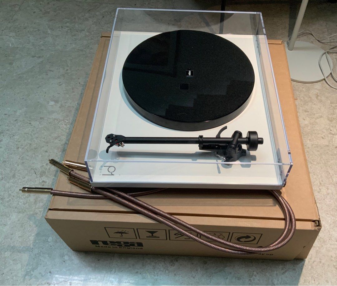 Rega planar 1 Plus (P1 Plus) - turntable with integrated pre-amp ...