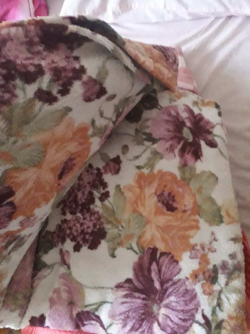 Selimut motif Cantik | Flower Blanket, Perabotan Rumah di Carousell