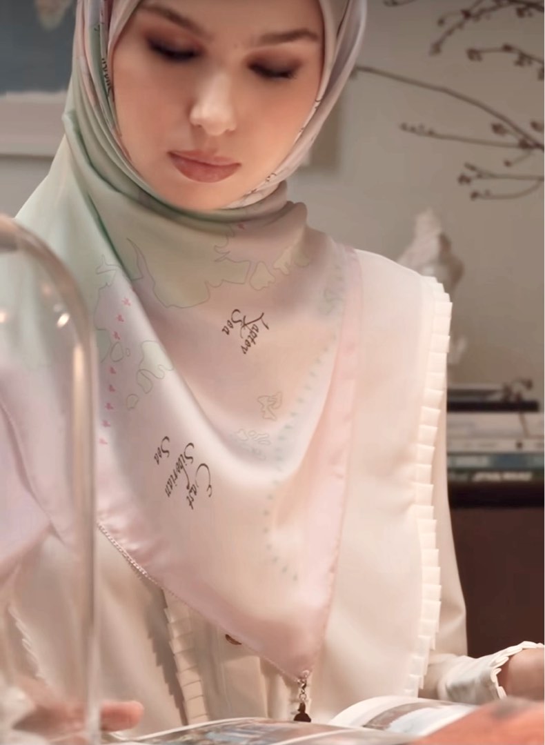 The World Map Duck in Pastel Square, Women's Fashion, Muslimah Fashion ...