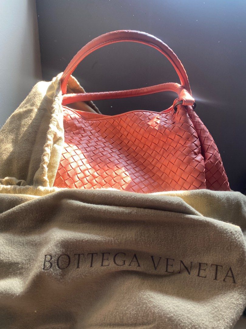 Bottega Hobo parachute preloved, Barang Mewah, Tas & Dompet di Carousell