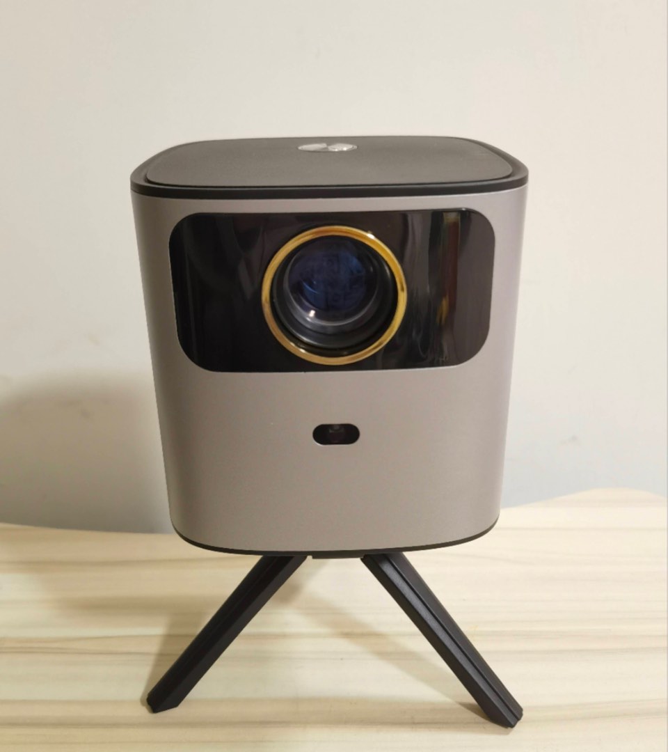 MiniView Projector, 4K 5800 lumens, automatic focus and keystone ...