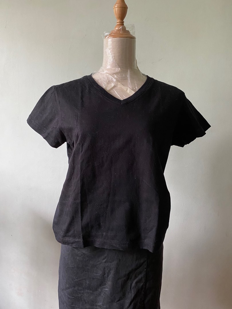 Plain black tee, Women's Fashion, Tops, Shirts on Carousell