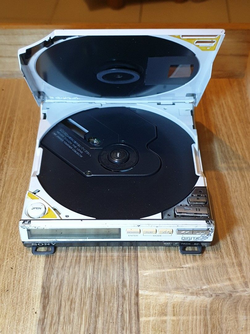 Rare 1987 Sony Discman D-100 White Metal Casing, Audio, Portable Music ...