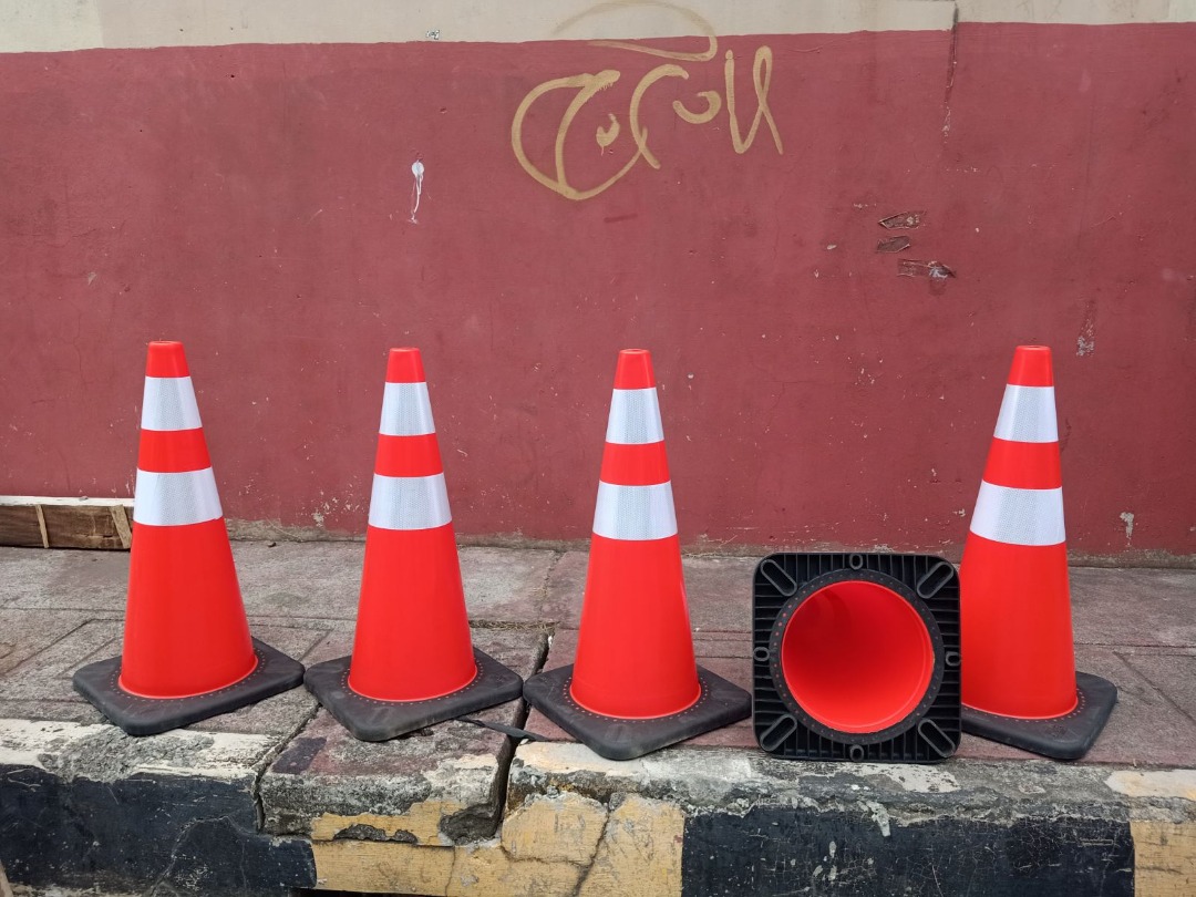 TRAFFIC CONE WITH REFLECTOR, Commercial & Industrial, Construction ...