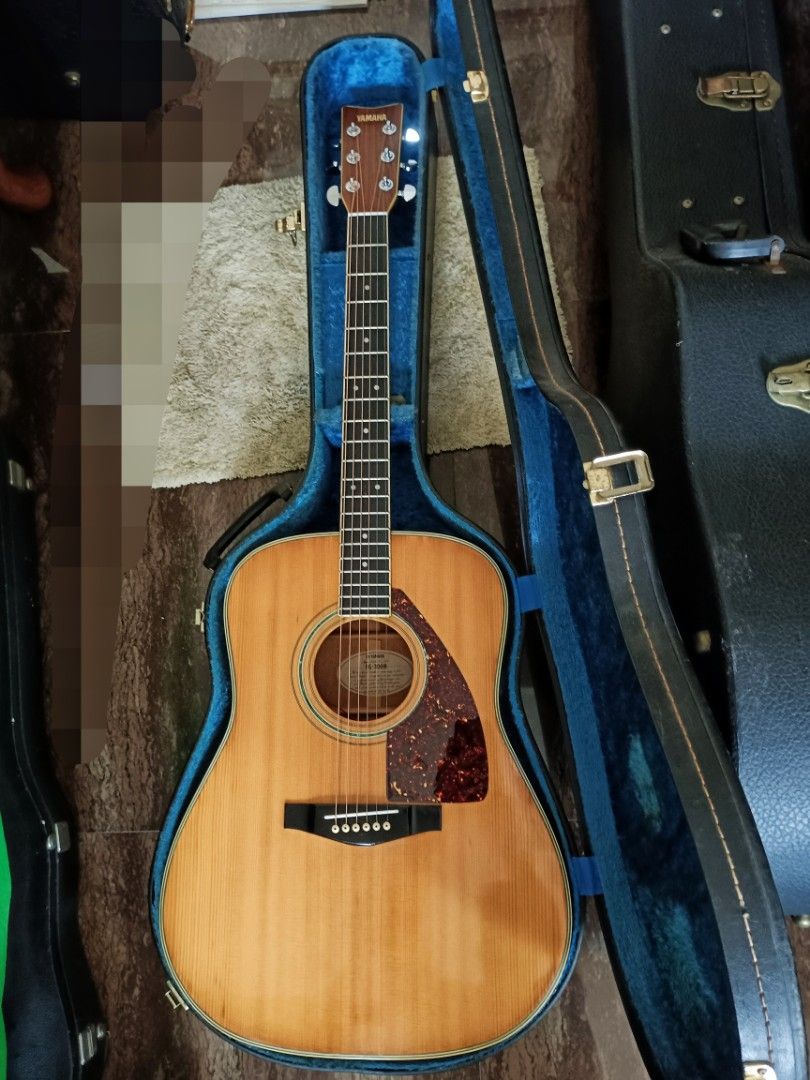 Yamaha Electric acoustic guitar with the Original Yamaha hard shell ...