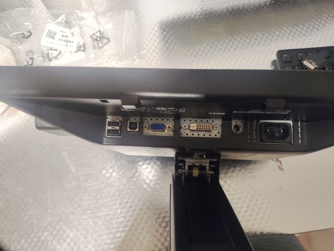 Dell P170SB 17" Monitor, Computers & Tech, Desktops on Carousell