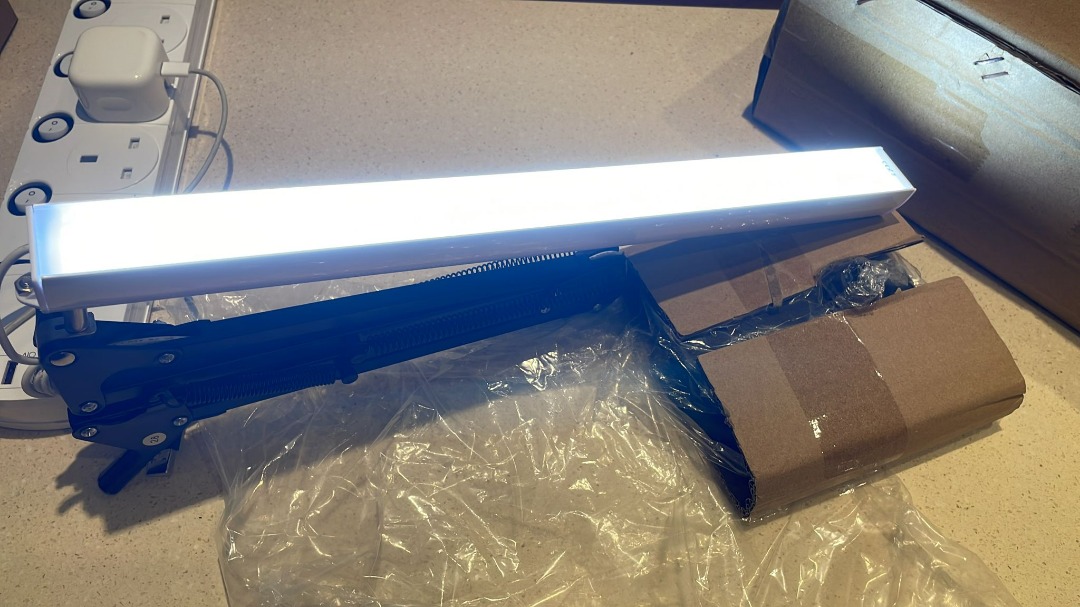 J053) FLEX LAMP LIGHT AND STAND, ADJUSTABLE SWIVEL ARM,LED DESKTOP LAMP ...