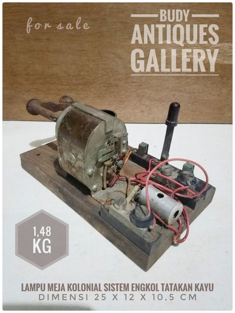 Lampu Meja Engkol Era Kolonial Tatakan Kayu, Antik, Pajangan di Carousell