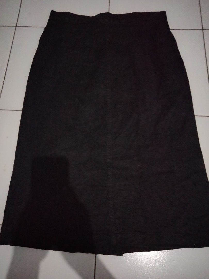 Rok Span Hitam, Fesyen Wanita, Pakaian Wanita, Bawahan di Carousell