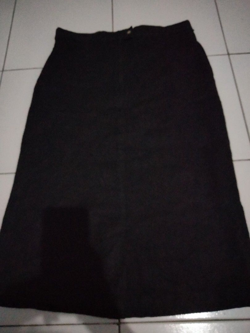 Rok Span Hitam, Fesyen Wanita, Pakaian Wanita, Bawahan di Carousell