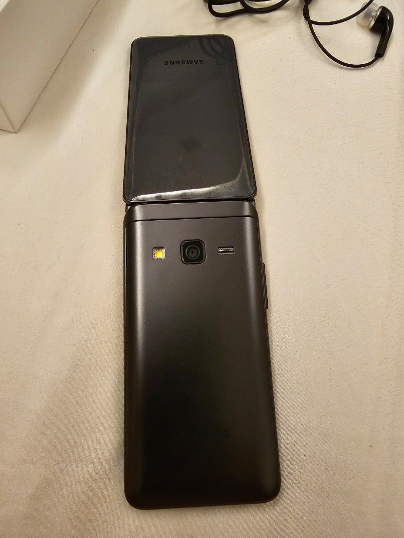 Folder 2 phone for Seniors, Mobile Phones & Gadgets, Mobile Phones ...