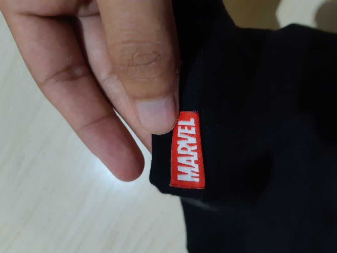 Kaos Uniqlo x Marvel Hulk, Fesyen Pria, Pakaian , Atasan di Carousell