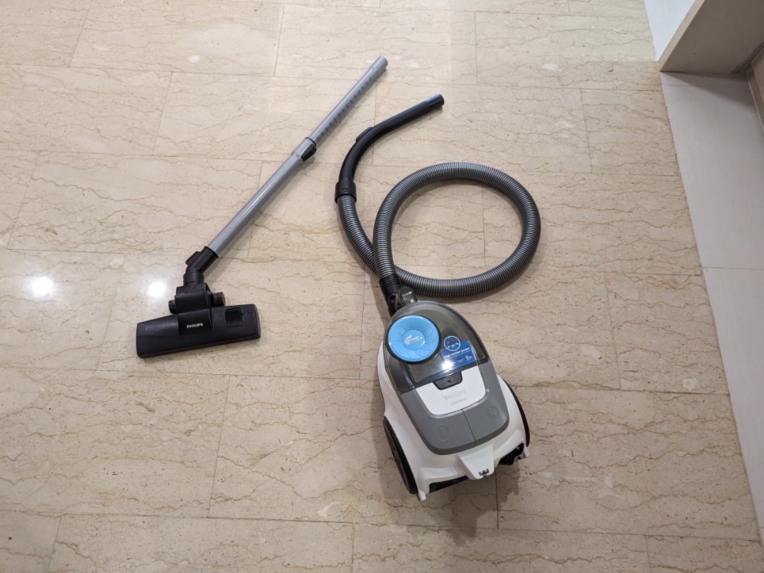 Philips Vacuum cleaner Power cyclone 4 1800 watt 1 year old, TV & Home ...