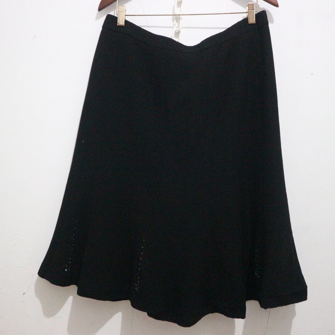 rok midi flare, Fesyen Wanita, Pakaian Wanita, Gaun & Rok di Carousell