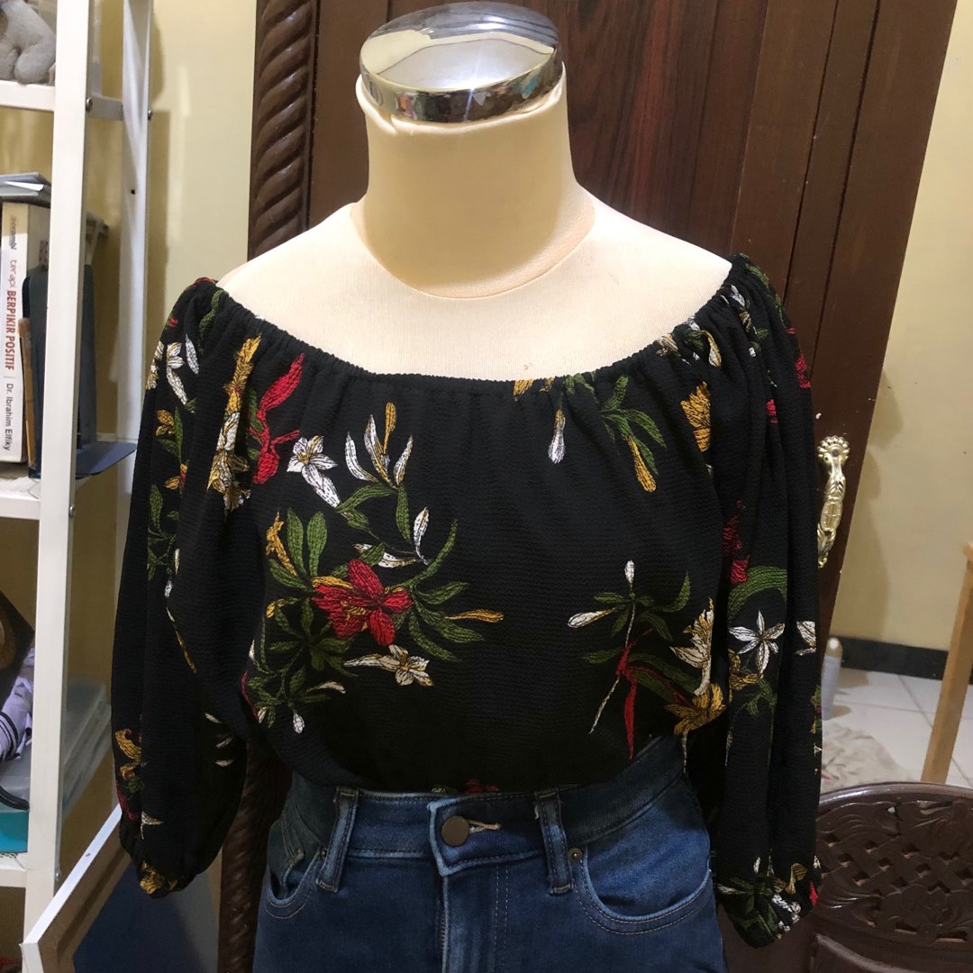 Sabrina Top, Fesyen Wanita, Pakaian Wanita, Atasan di Carousell