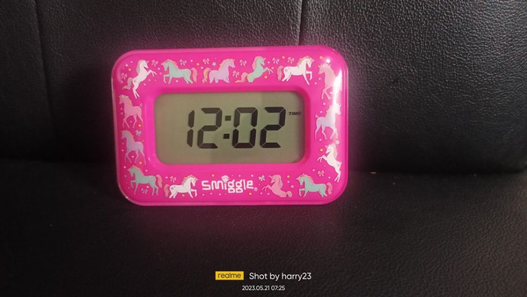 Smiggle flashy clock on Carousell