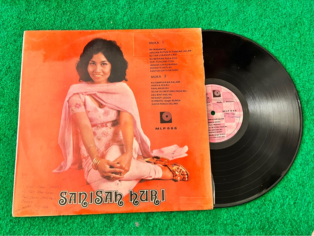 Vintage Piring Hitam, Hobbies & Toys, Music & Media, CDs & DVDs on ...