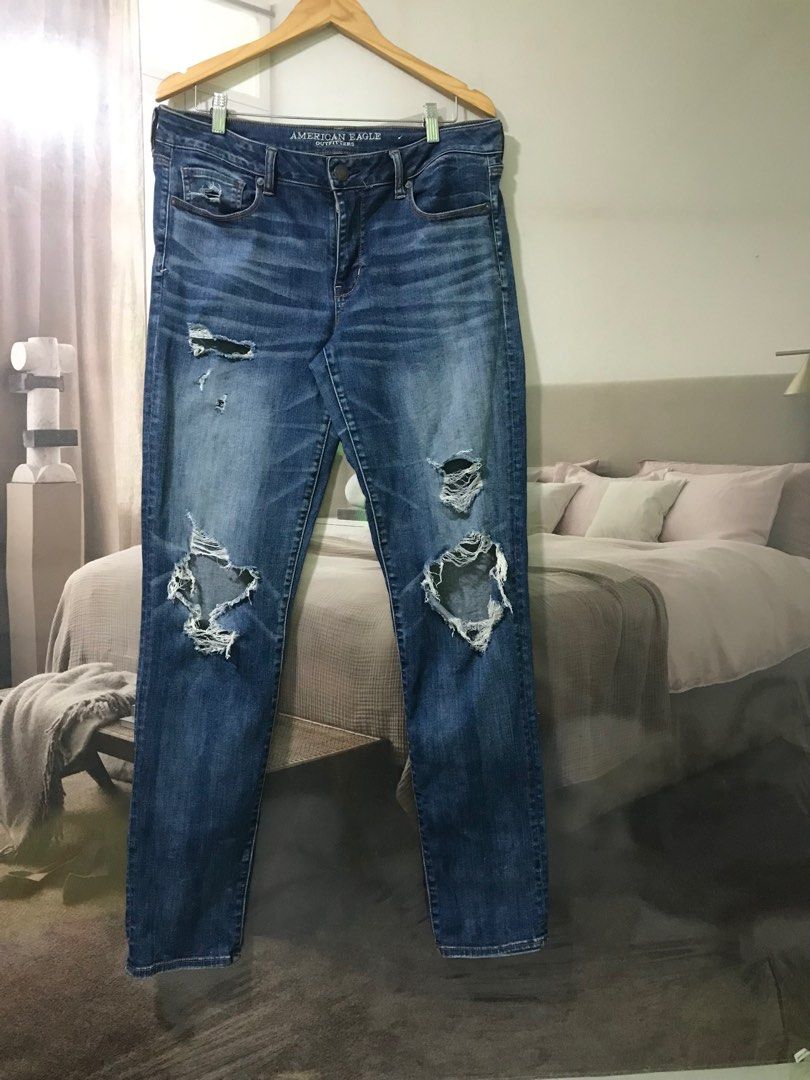 American Eagle tattered jeans, Women's Fashion, Bottoms, Jeans on Carousell