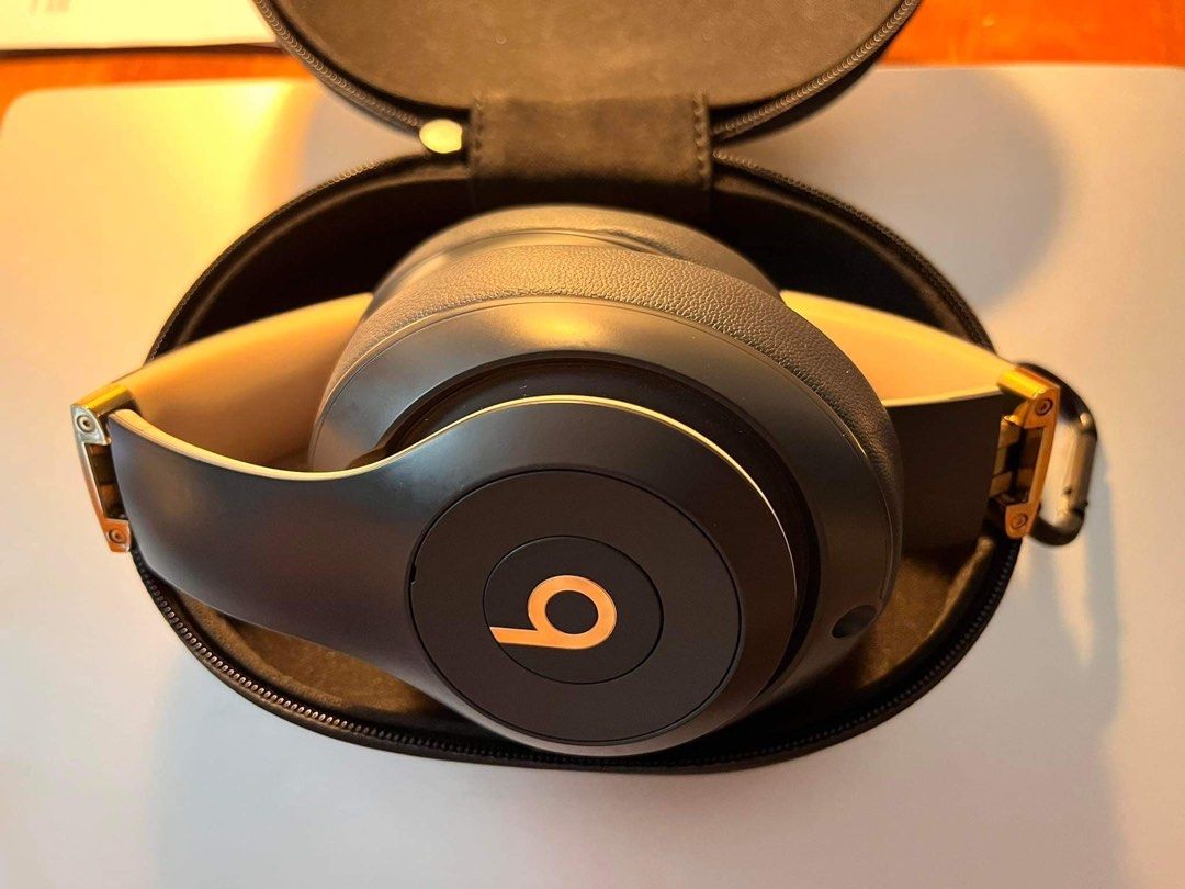 Beats Studio3 Wireless headphones (lady user), Audio, Headphones ...