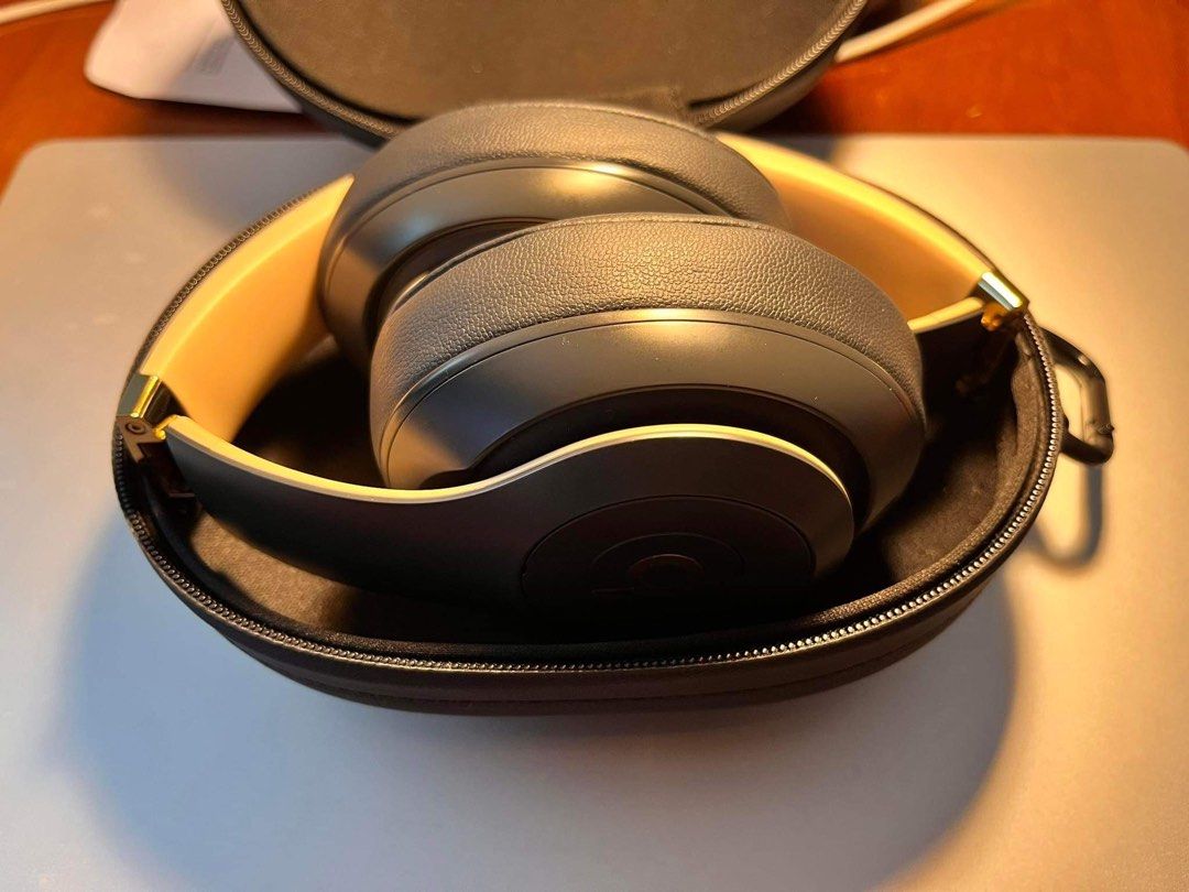 Beats Studio3 Wireless headphones (lady user), Audio, Headphones ...