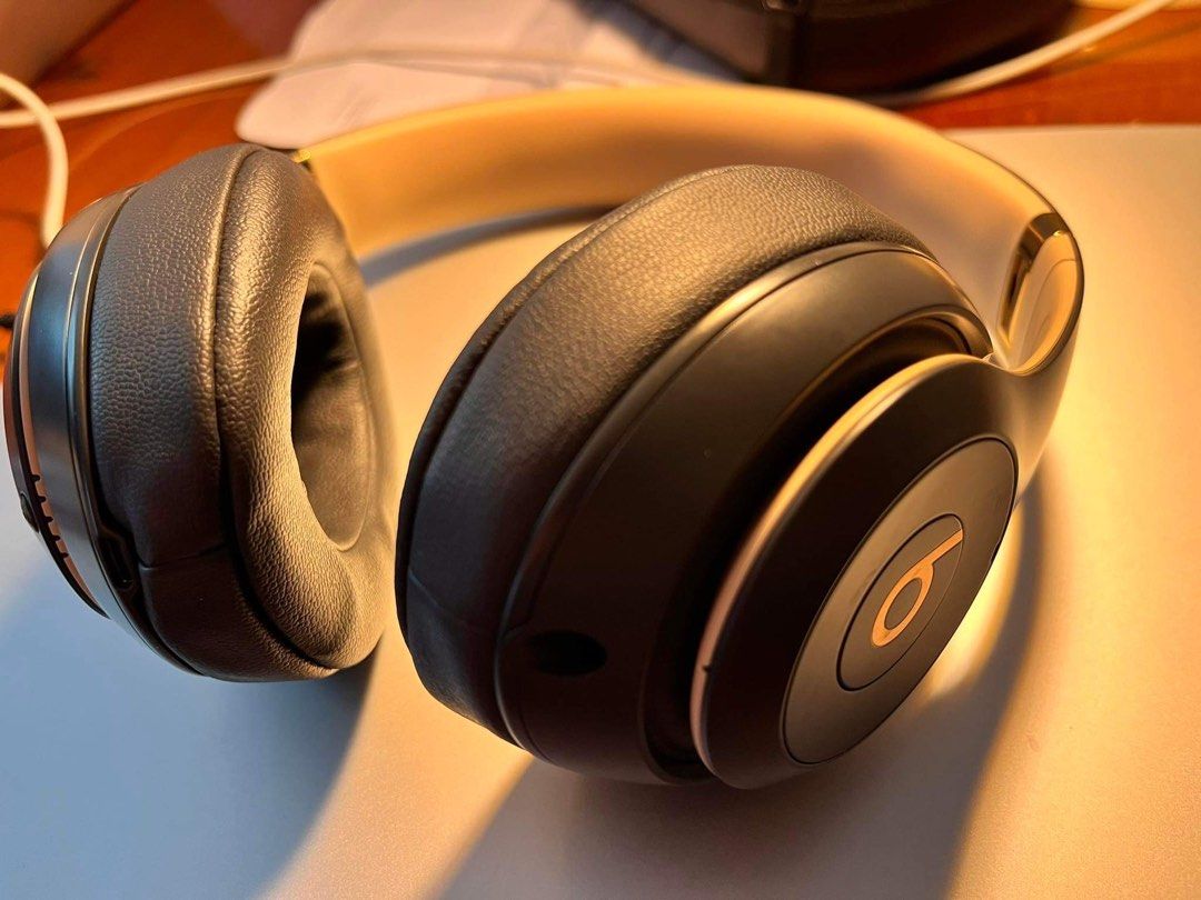 Beats Studio3 Wireless headphones (lady user), Audio, Headphones ...