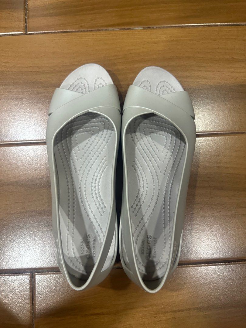 Crocs Flats, Women's Fashion, Footwear, Flats & Sandals on Carousell