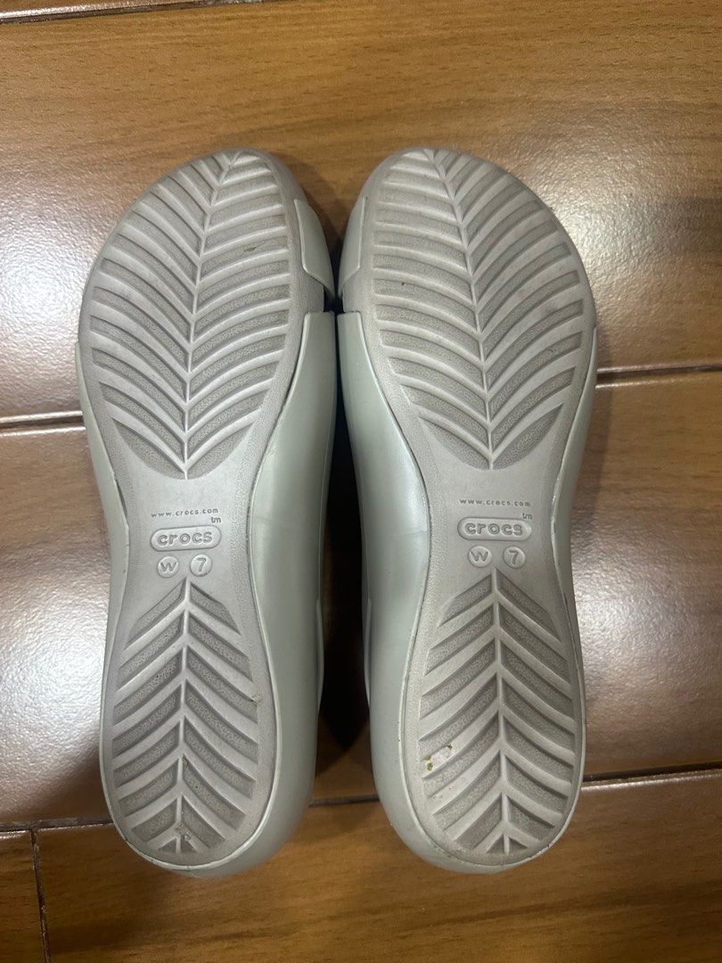 Crocs Flats, Women's Fashion, Footwear, Flats & Sandals on Carousell