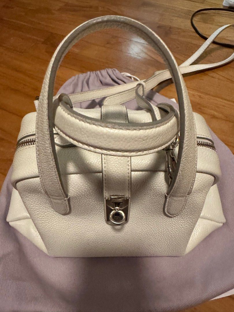 Vunque bag (Korean brand), Women's Fashion, Bags & Wallets, Cross-body ...