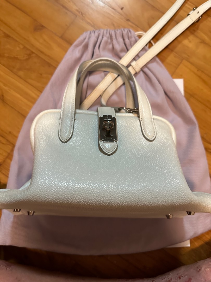 Vunque bag (Korean brand), Women's Fashion, Bags & Wallets, Cross-body ...