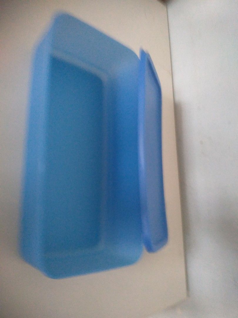 Kotak makan panjang biru tupperware, Kitchen & Appliances di Carousell