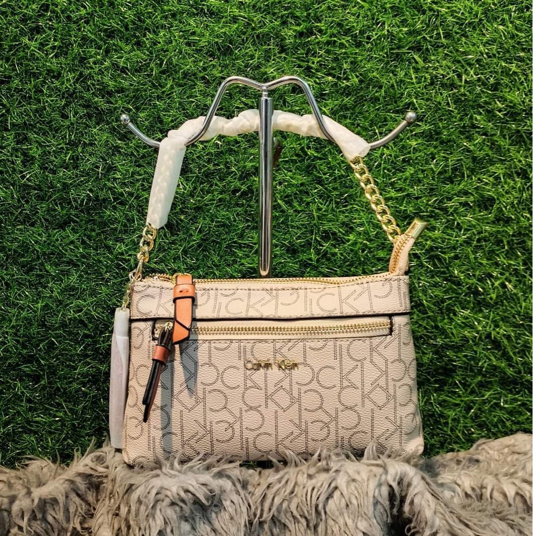 MALL PULL OUT - CALVIN KLEIN on Carousell