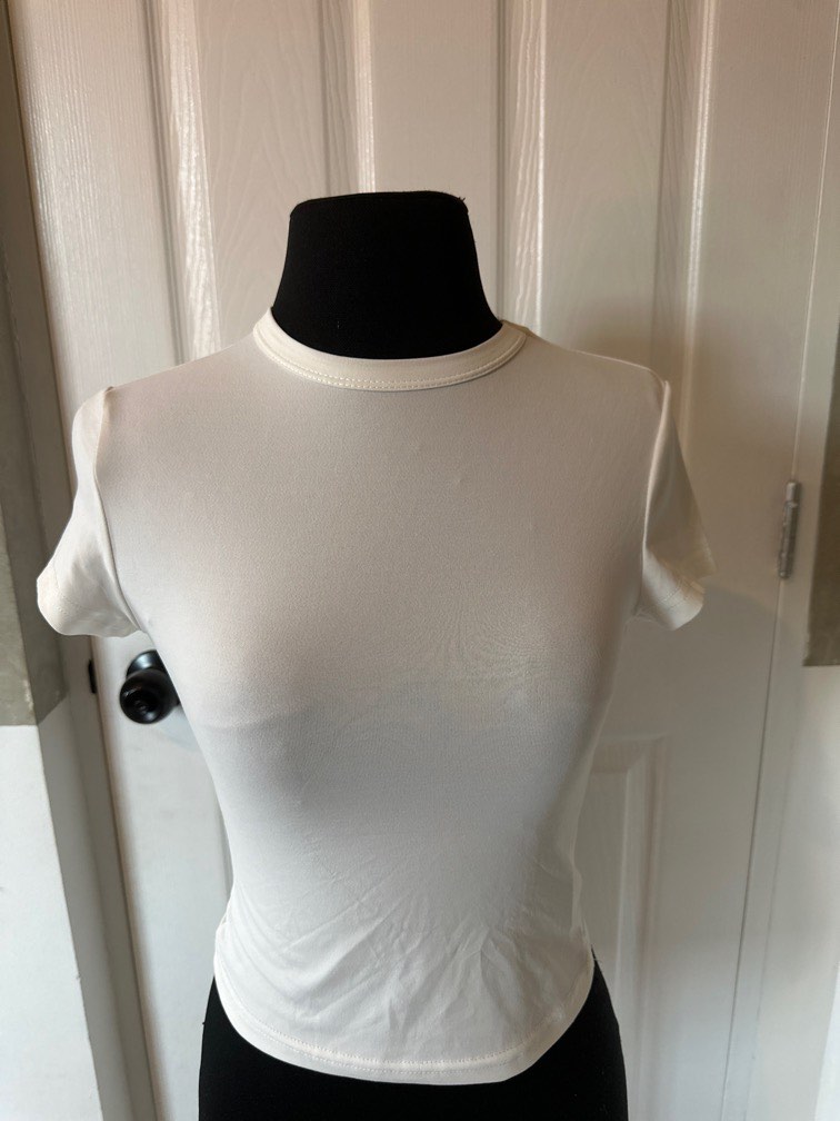 Plain white tee basic xs on Carousell