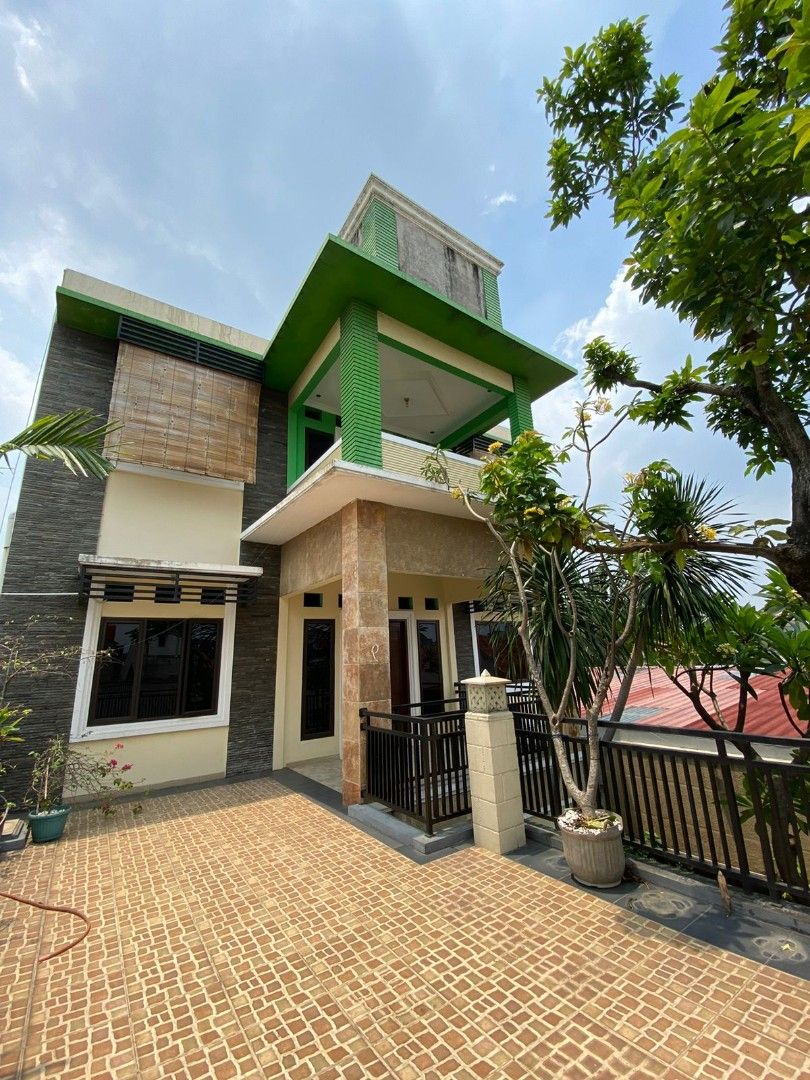 RUMAH TIGA LANTAI DIKONTRAKKAN, Properti, Lainnya di Carousell