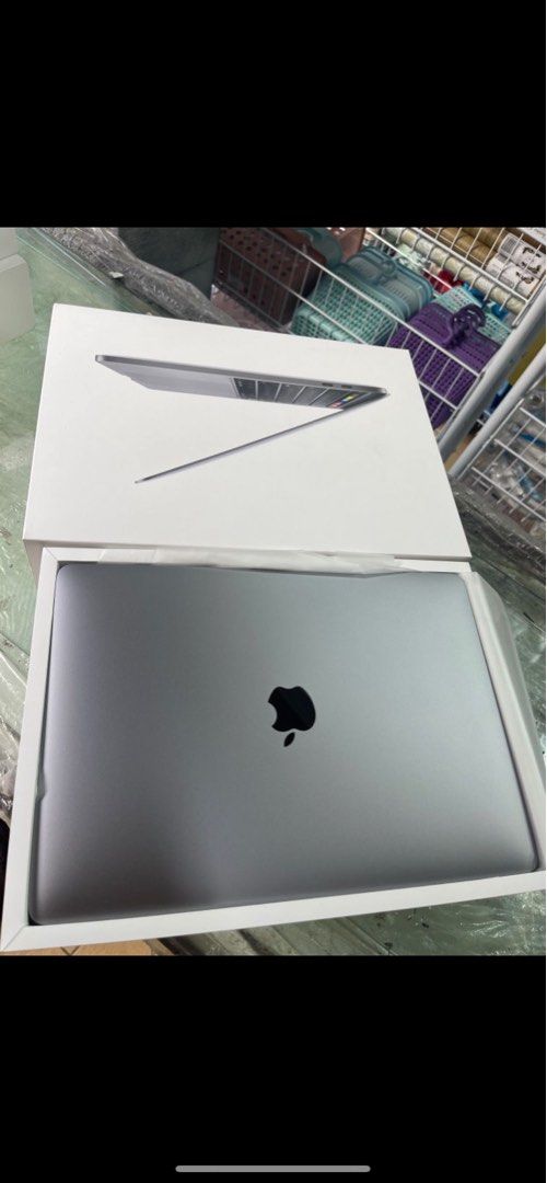 Selling MacBook Pro 2020 13 inch full set like new $1000, Computers ...