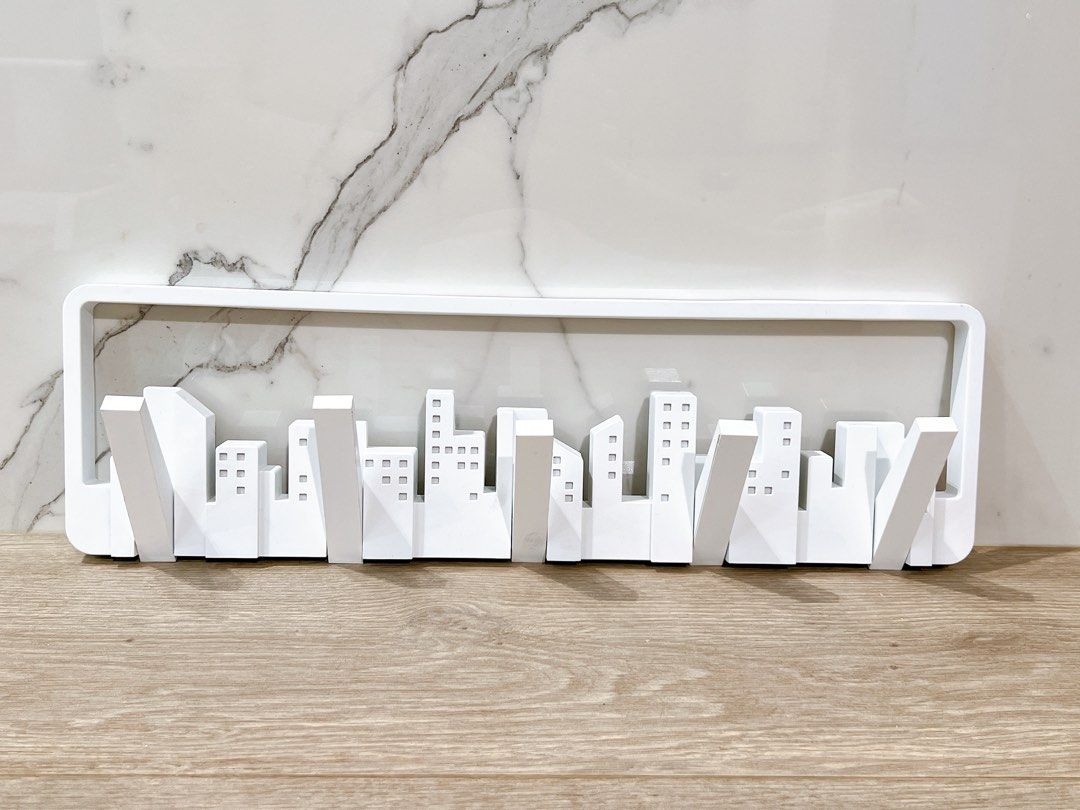 Umbra skyline multi-hook rack (white), 傢俬＆家居, 家居裝飾, 牆上裝飾 - Carousell