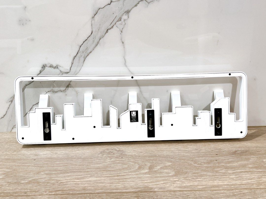 Umbra skyline multi-hook rack (white), 傢俬＆家居, 家居裝飾, 牆上裝飾 - Carousell