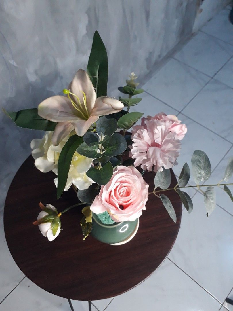 Vas Guci Antik + Bunga artificial, Antik, Pajangan di Carousell