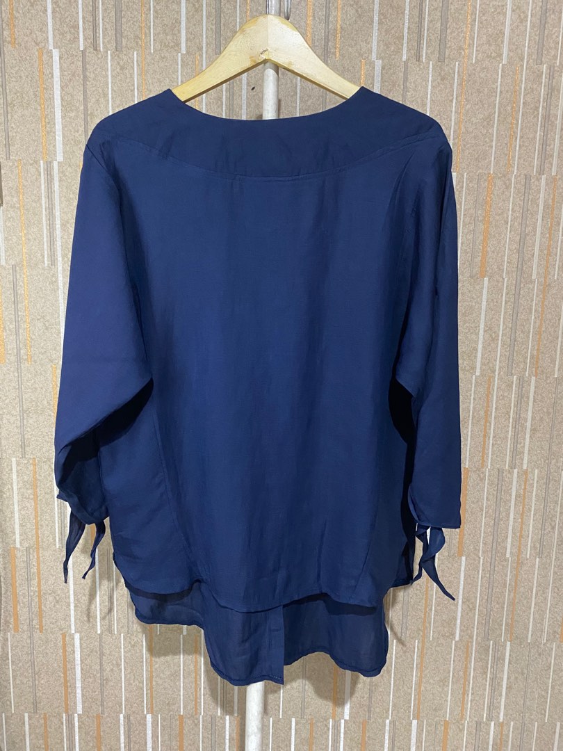 Atasan wanita warna navy tangan lebar Ld 120 cm, Fesyen Wanita, Pakaian Wanita, Atasan di Carousell