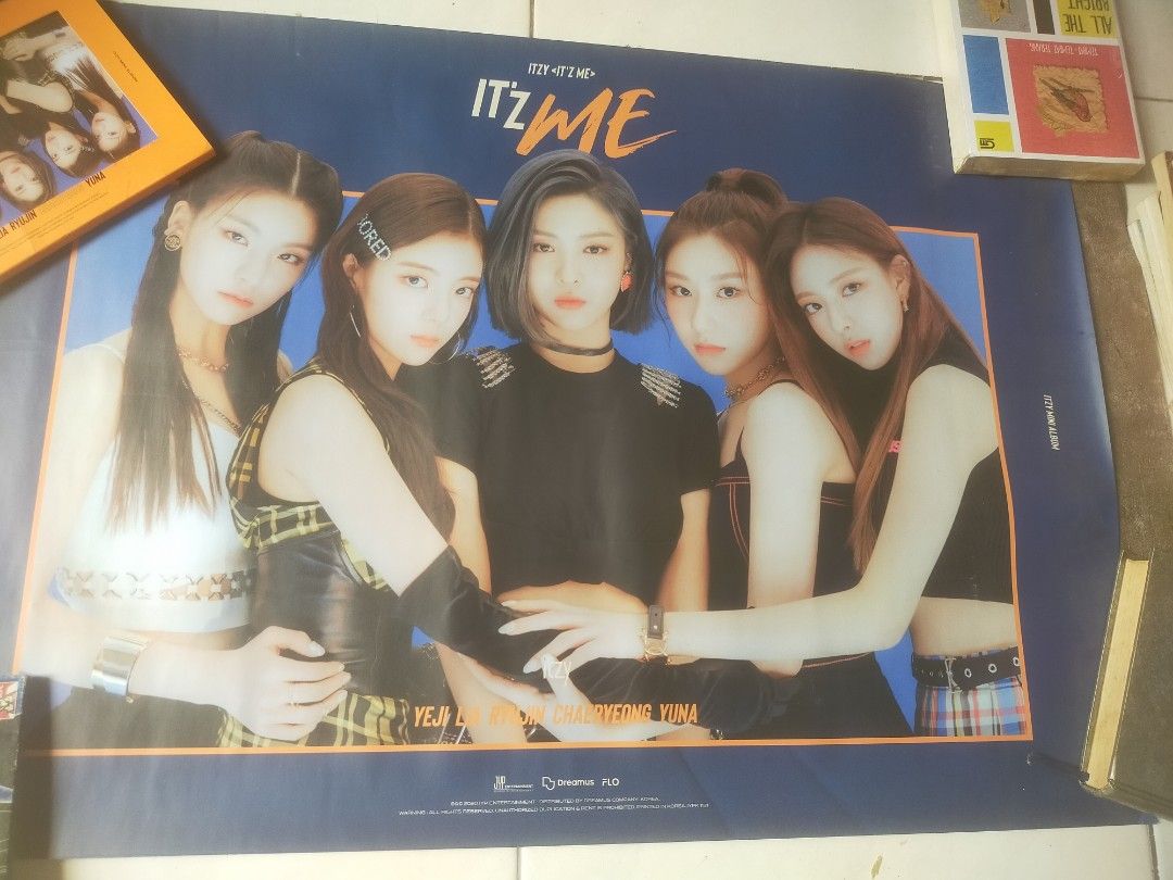 CD album K-Pop Itzy original, Musik & Media, CD, DVD & Lainnya di Carousell