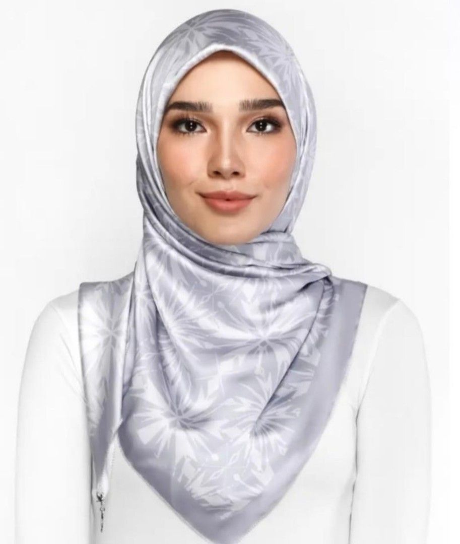 Disney x dUCk - Frozen Square : Wind, Women's Fashion, Muslimah Fashion ...