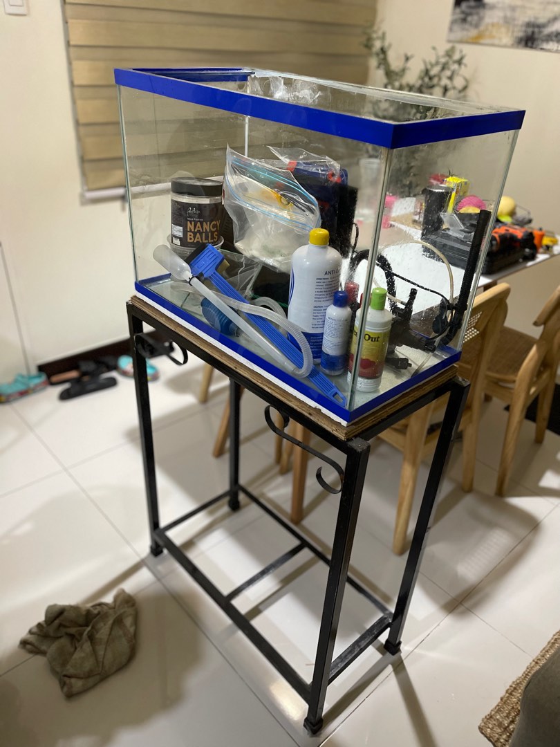 Fish tank with metal standee on Carousell