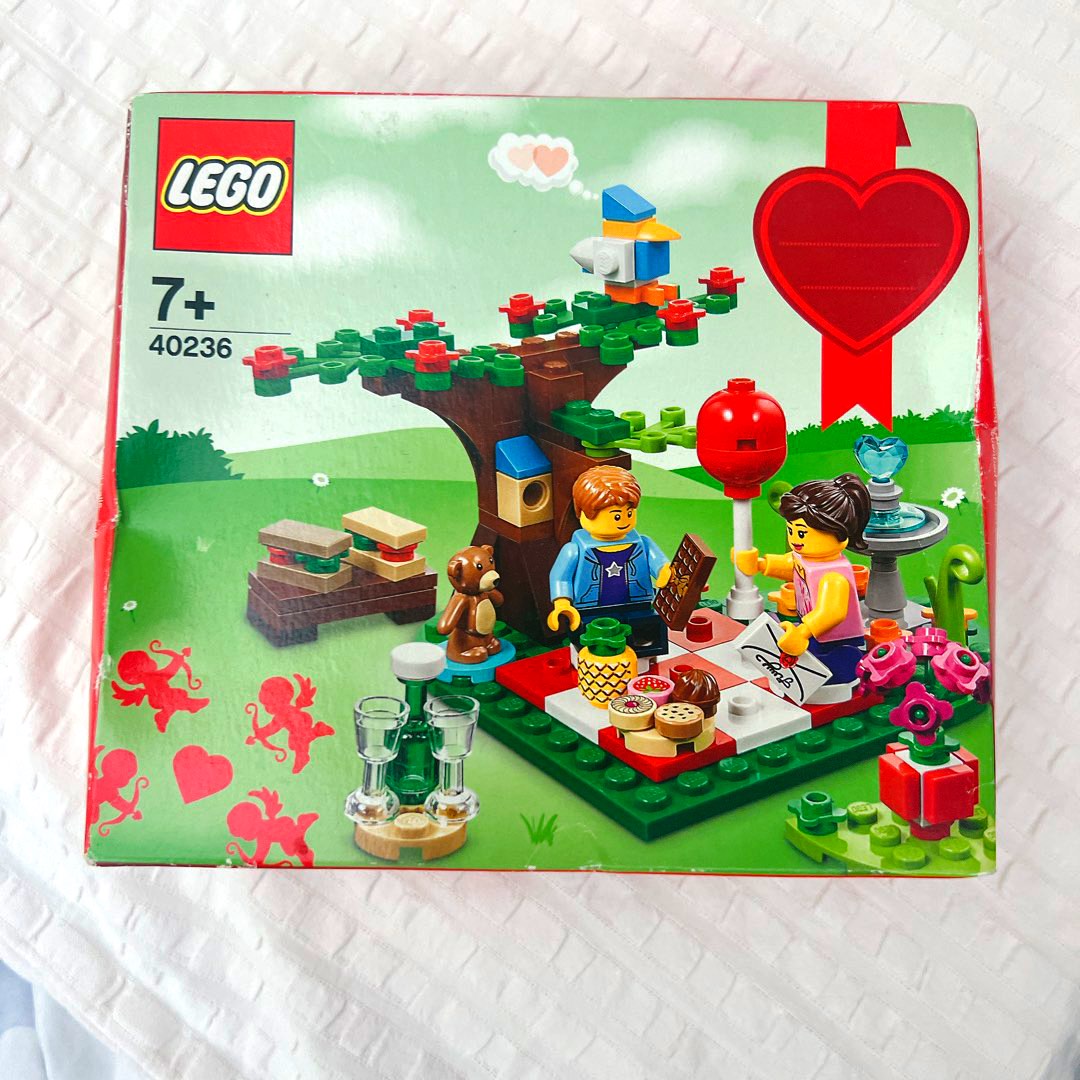 LEGO 40236 Romantic Valentine Picnic, 興趣及遊戲, 玩具 & 遊戲類 - Carousell